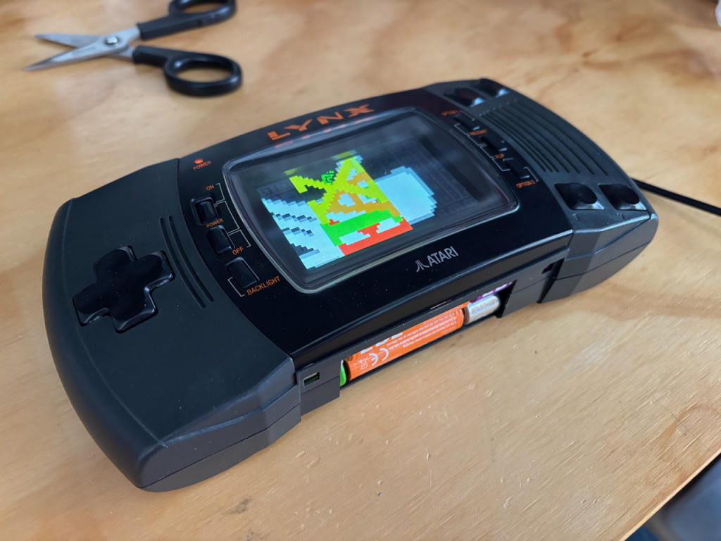 Atari Lynx 2 - Recapped and Modded with NiMh Charge Module, BennVenn IPS Screen and New Speaker