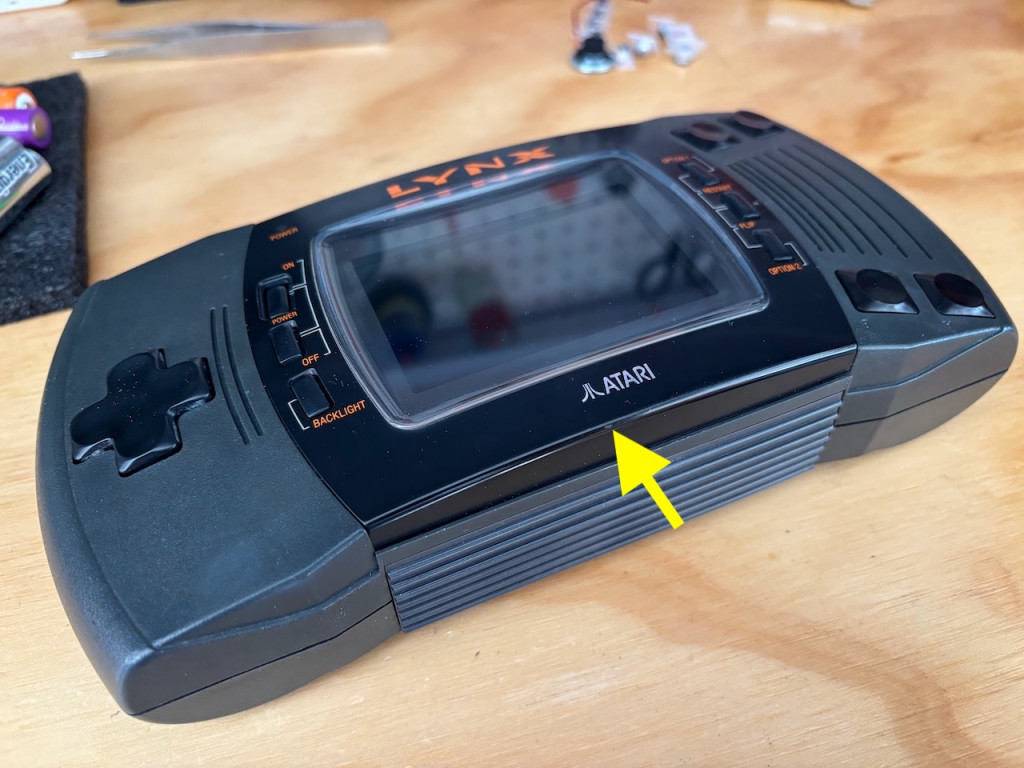 Atari Lynx 2 - Recapped and Modded with NiMh Charge Module, BennVenn IPS Screen and New Speaker